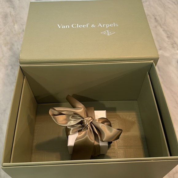 Van Cleef and Arpels | Accessories | Van Cleef And Arpels Box With Bag ...